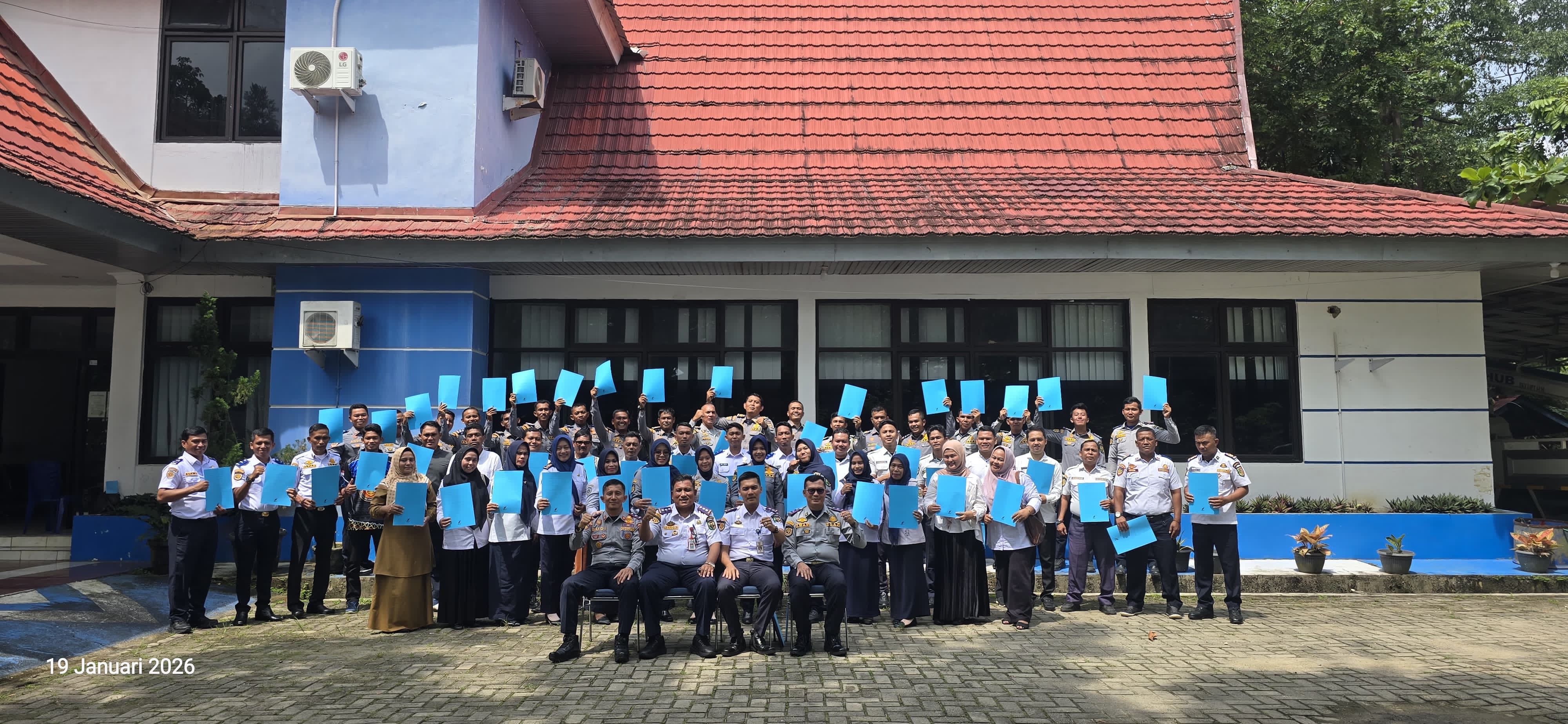 54 PPPK Resmi Mulai Bertugas, Kadishub Kuansing Serahkan SPMT dan ...